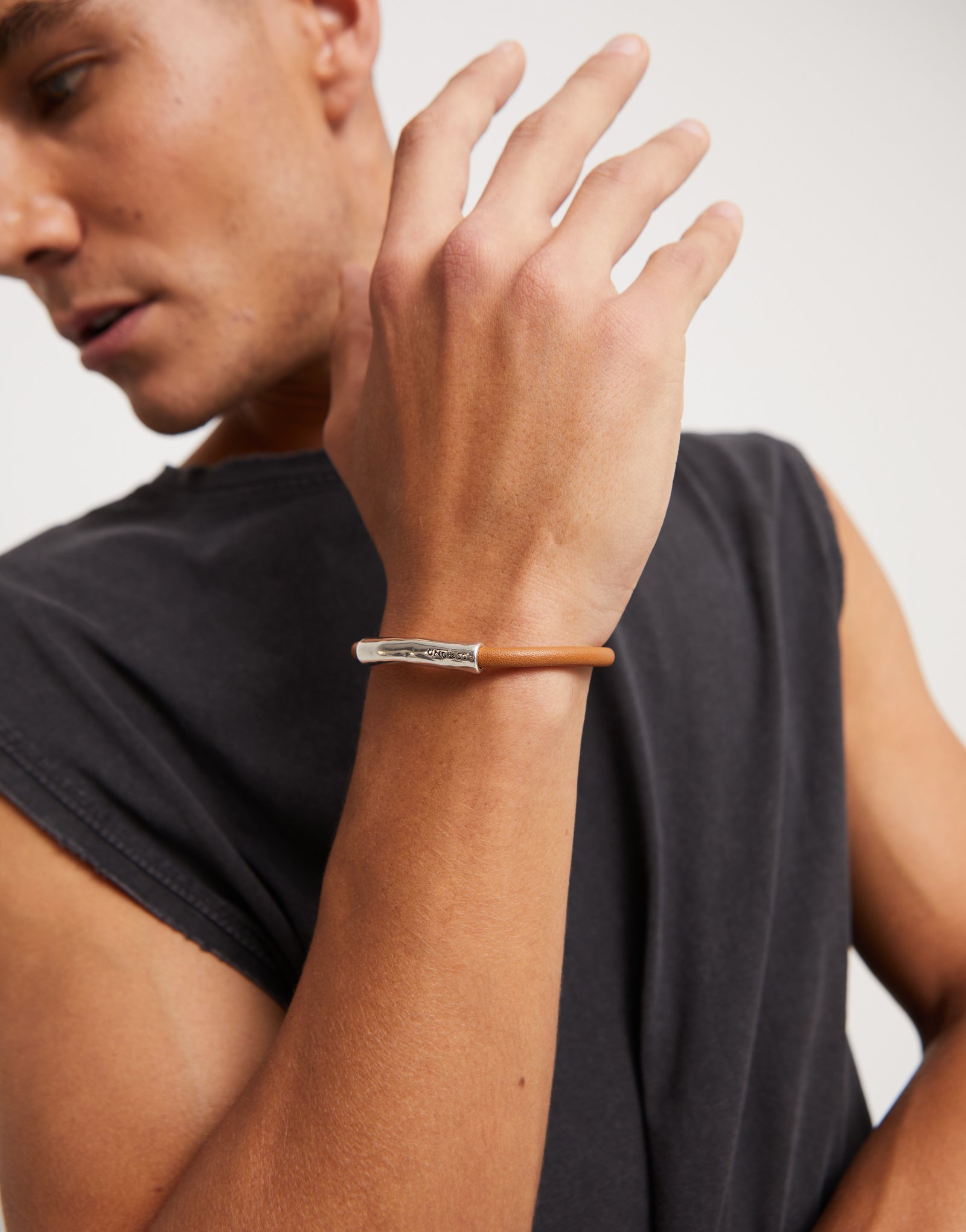 Pulsera de cuero camel con detalle central bañado en plata de ley ...