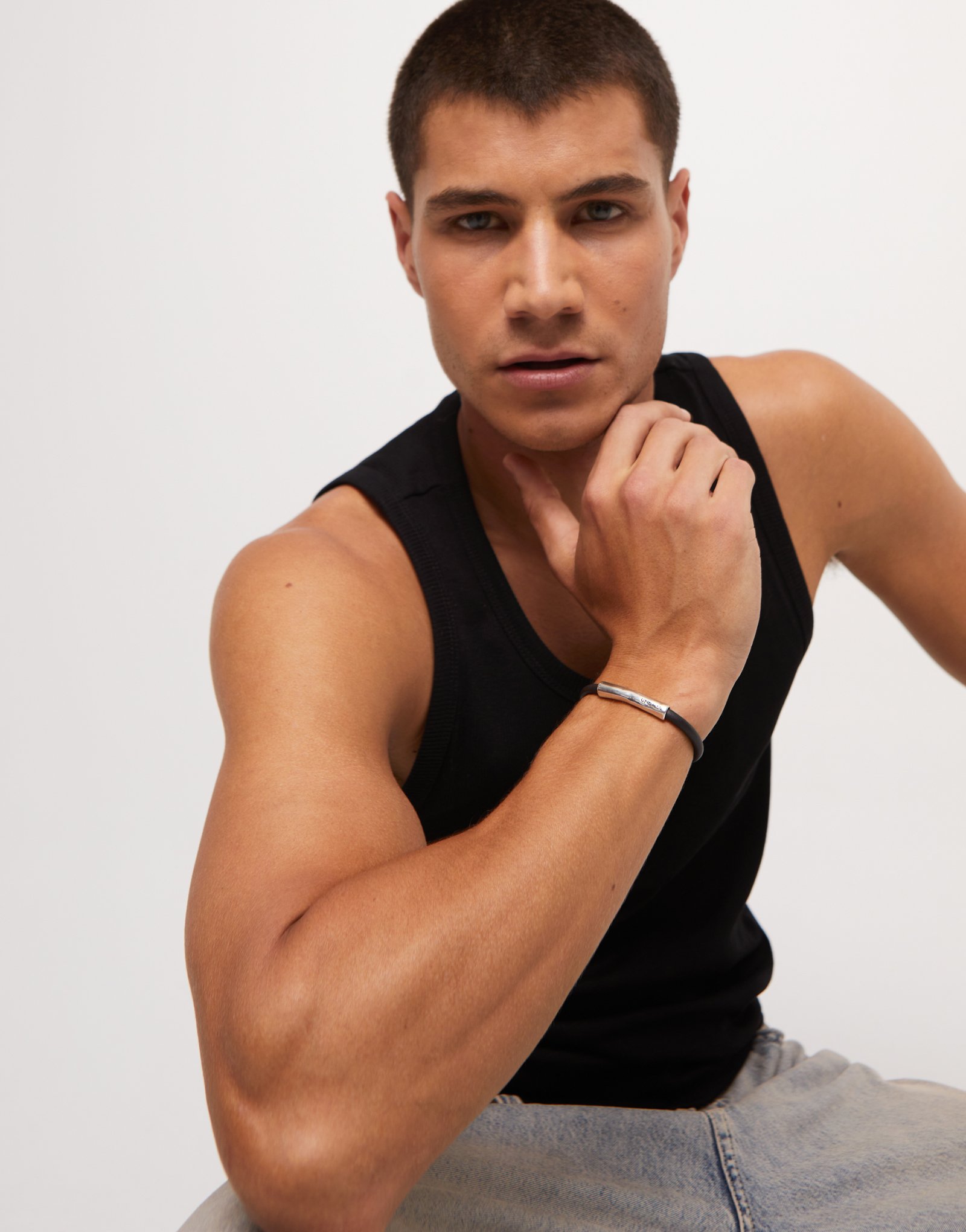 Pulsera de cuero marrón con detalle central bañado en plata de ley ...